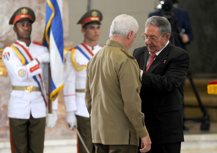 Presidente cubano Raúl Castro impone alta distinción a dirigentes de la ...