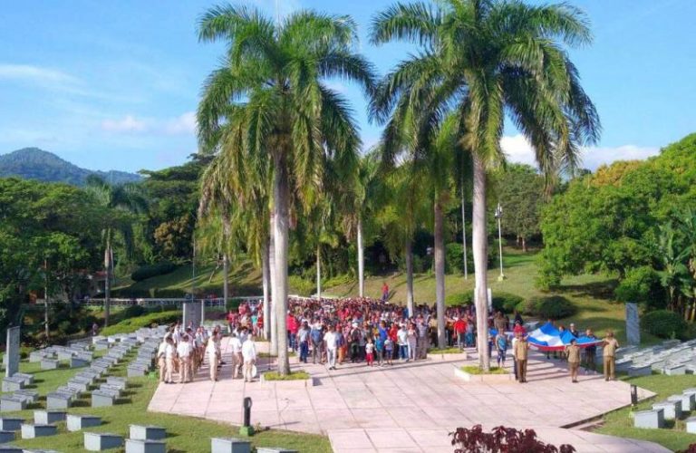 Ofrendas florales de Raúl Castro y Díaz-Canel presiden homenaje a ...