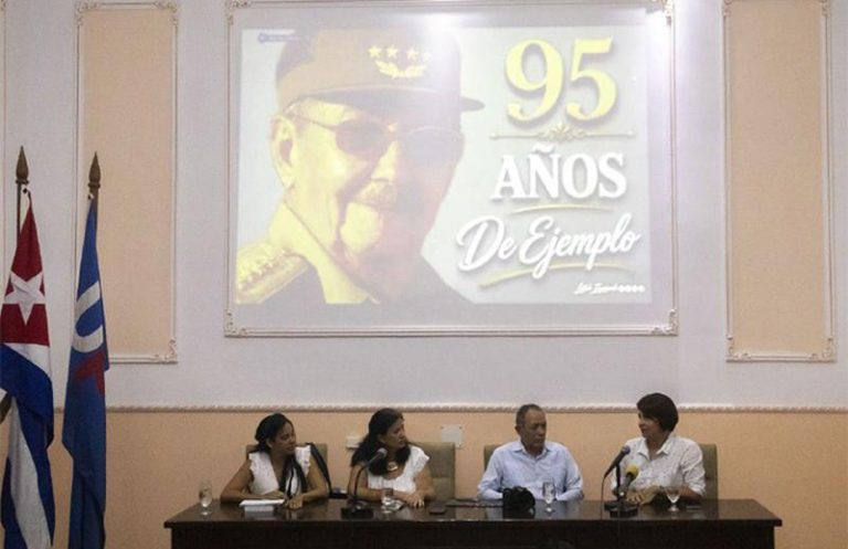 Periodistas cubanos rinden homenaje a Raúl Castro (+fotos) – Escambray
